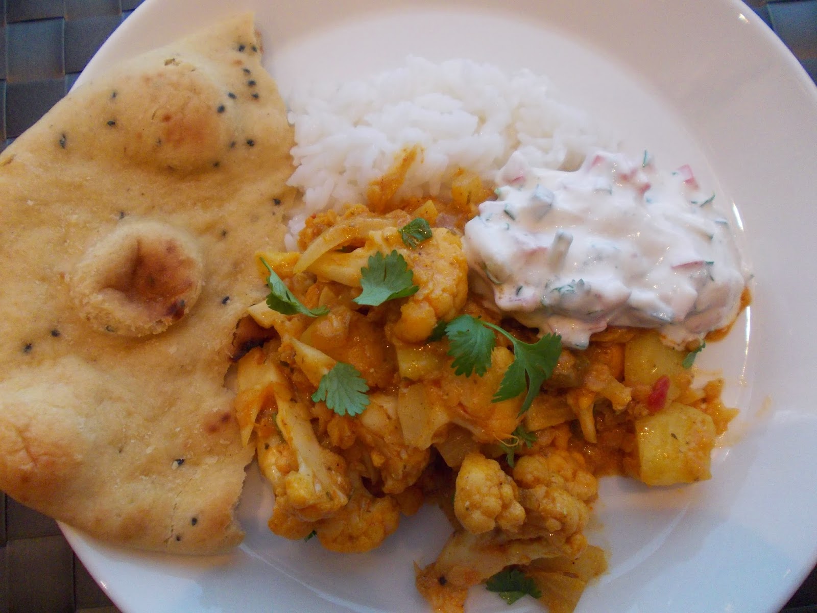 Ruokaa fiiliksellä: Intialainen linssi-kasviscurry ja raita-kastike