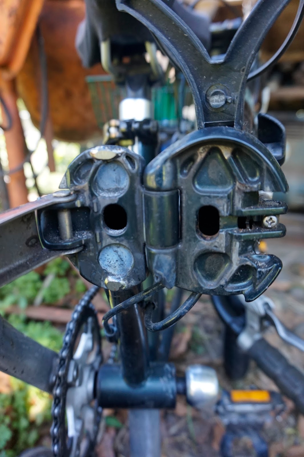 Bruce Teakle's Pages: Fixing a wobbly Dahon frame hinge