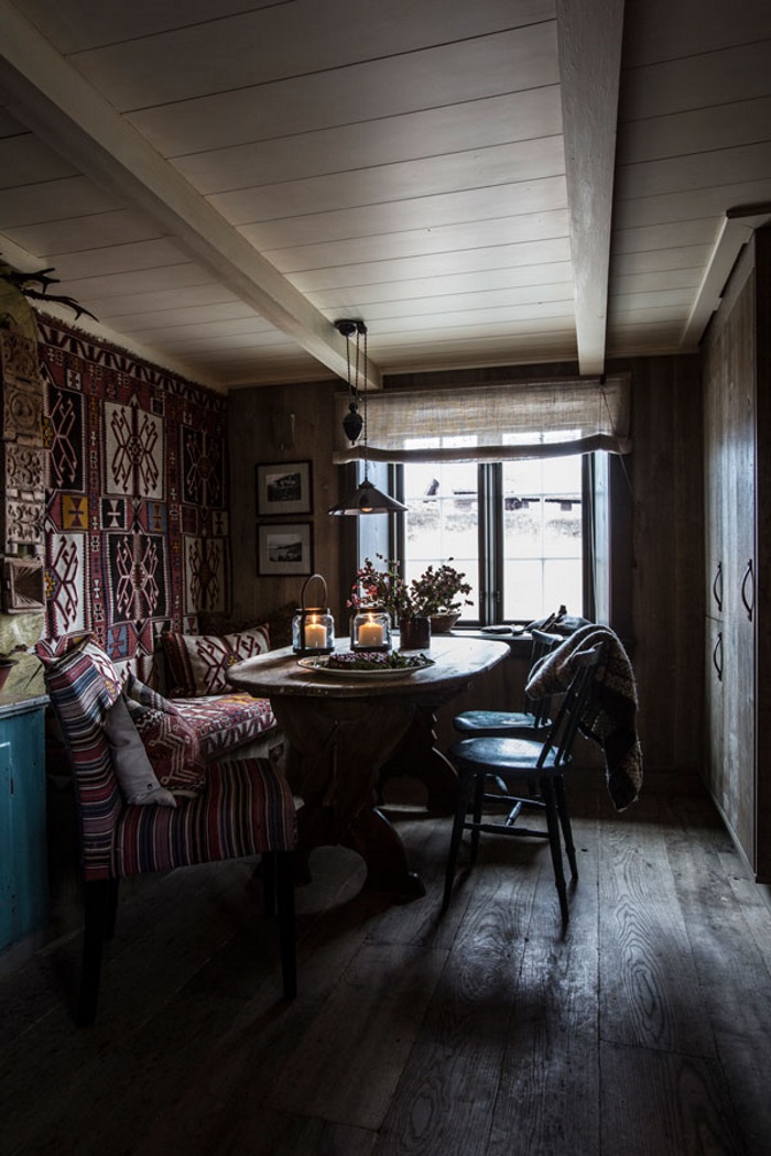 Keltainen talo rannalla: Rustiikkia ja tapetteja