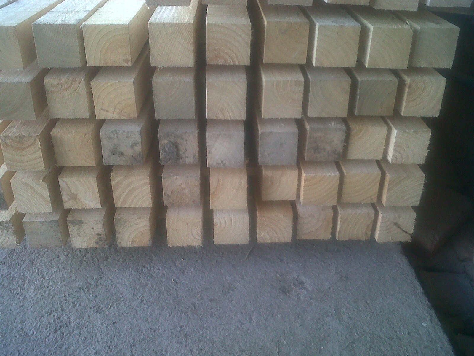 COMERCIAL RIO CAUTIN: PINO INSIGNE EN BRUTO Y CEPILLADA