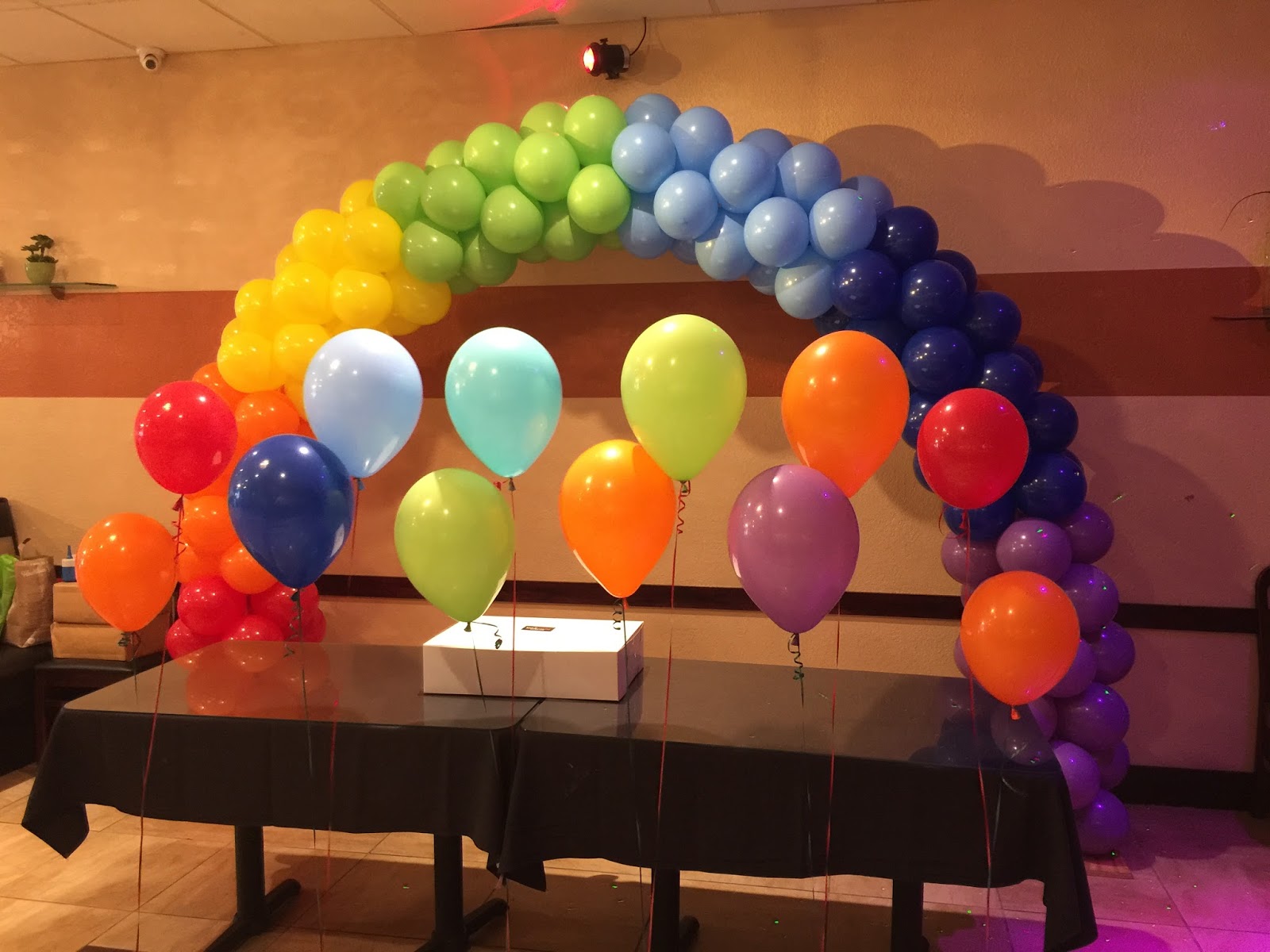 Santo Diamond Balloon Design: Balloon Arch