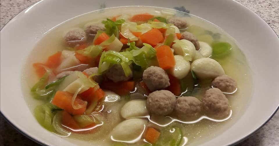 Mini-hakkeren: Klar suppe med kød/mel-boller