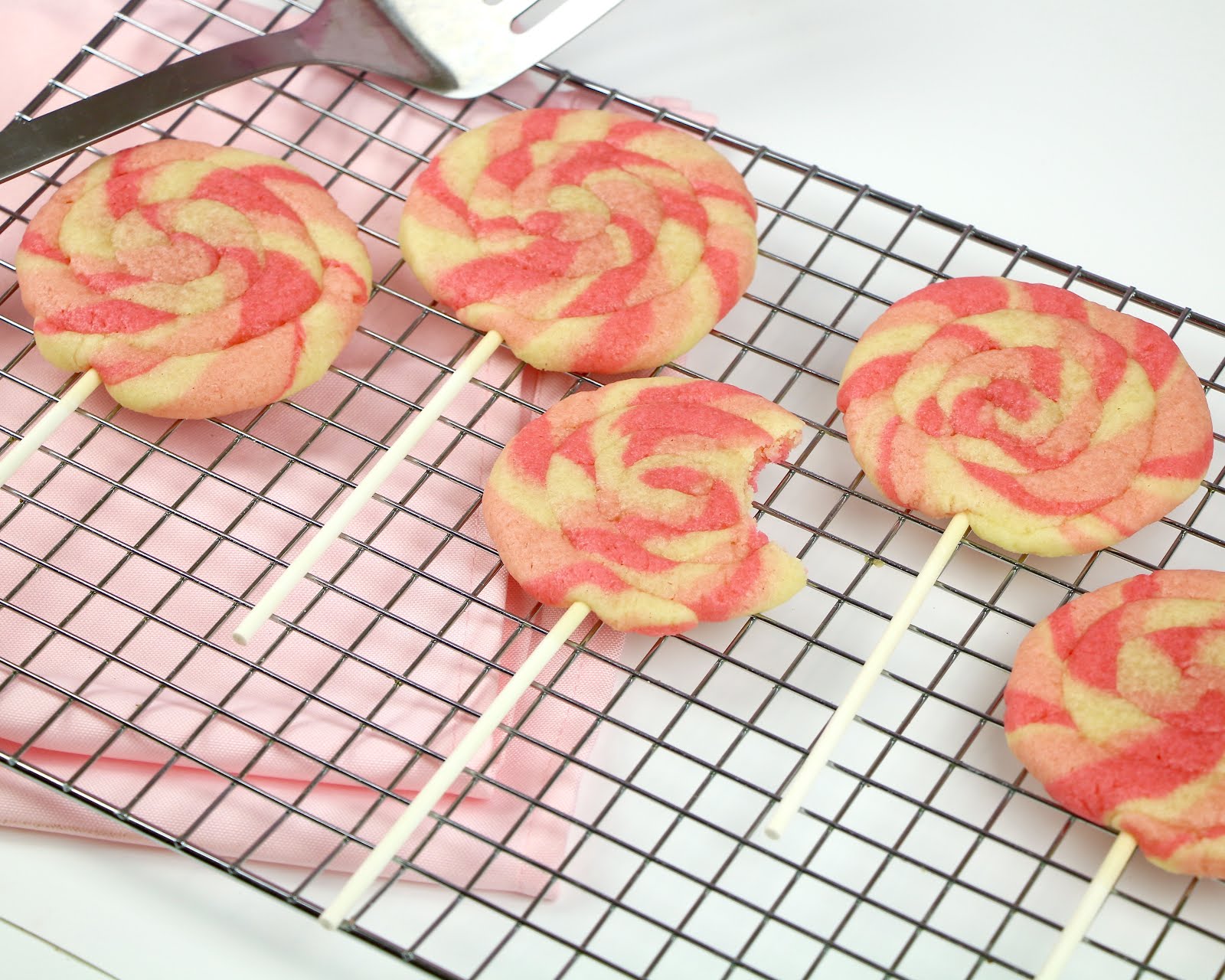 {VIDEO} Pink Rainbow Swirl Lollipop Cookies - The Lindsay Ann