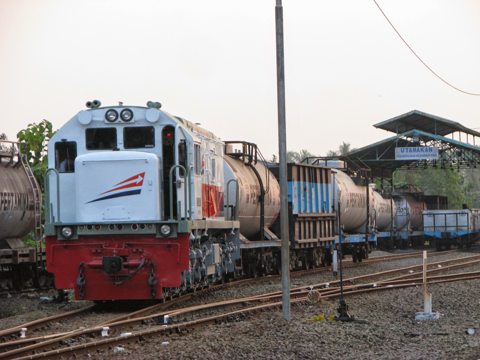Kereta Api Indonesia: Lokomotif CC201 Melangsir Gerbong di Dipo Ketel ...