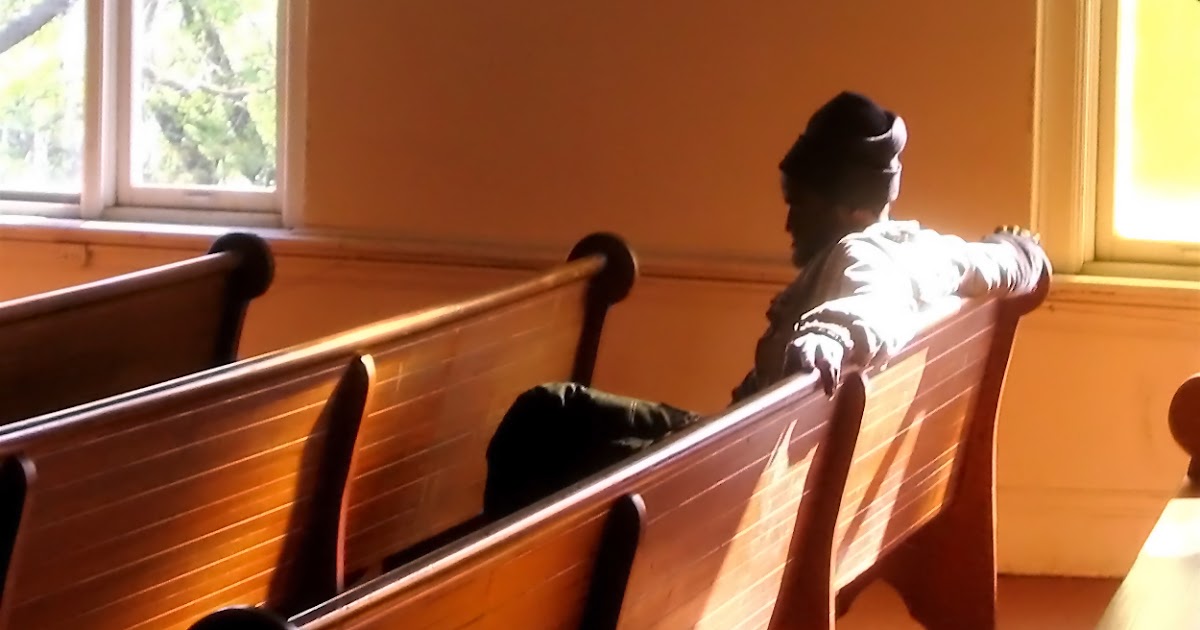 Siéntate aquí, a mi lado