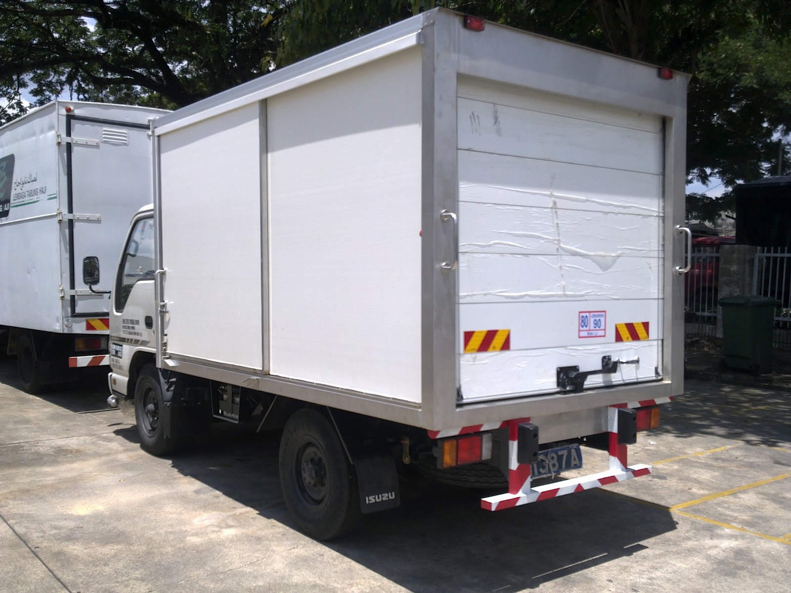 ISUZU TRUCK IN MALAYSIA: ISUZU NKR 55 BOX VAN WITH ROLLER SHUTTLE AT REAR