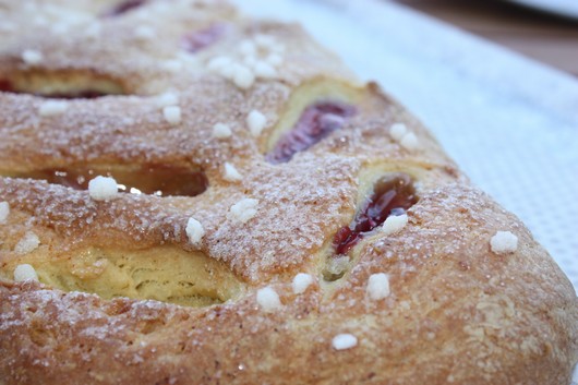 une fougasse toute en sucre mais avec de jolies framboises ~ les ...