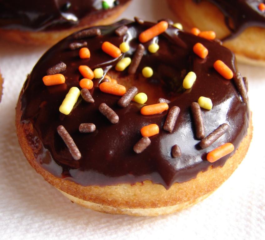 Nummy Kitchen: Mini Vanilla Cake Doughnuts with Chocolate Glaze