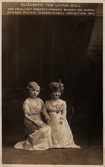 13 Vintage Photos of Little Girls Pose With Their Look-A-Like Dolls ...