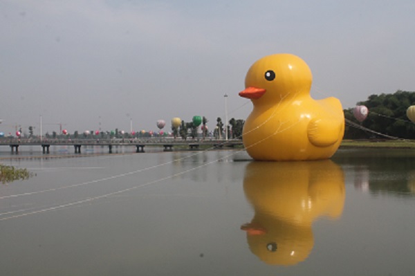 Bebek Kuning Raksasa Setelah Keliling Dunia Singgah di Cikarang - Dunia ...