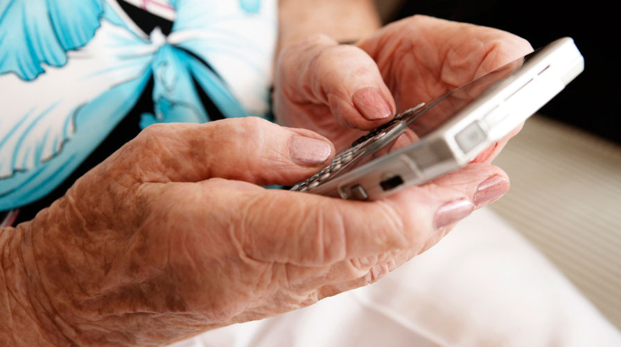 (IN)DEPENDENCIA Y TRABAJO SOCIAL: LAS TICs Y LAS PERSONAS MAYORES