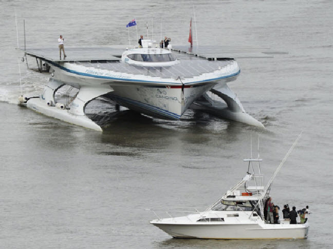 TECH HEIGHT: World`s first and largest sunny boat
