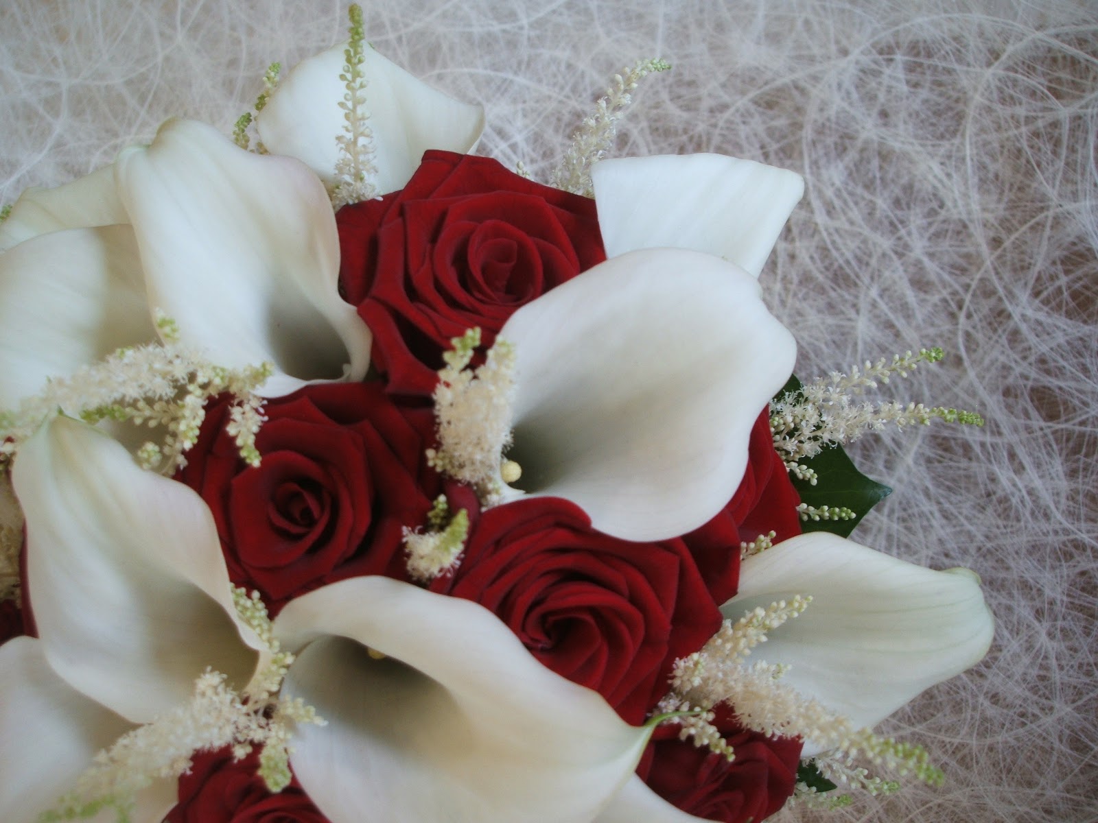 flores patiño: BOUQUET DE ROSAS ROJAS Y CALAS BLANCAS
