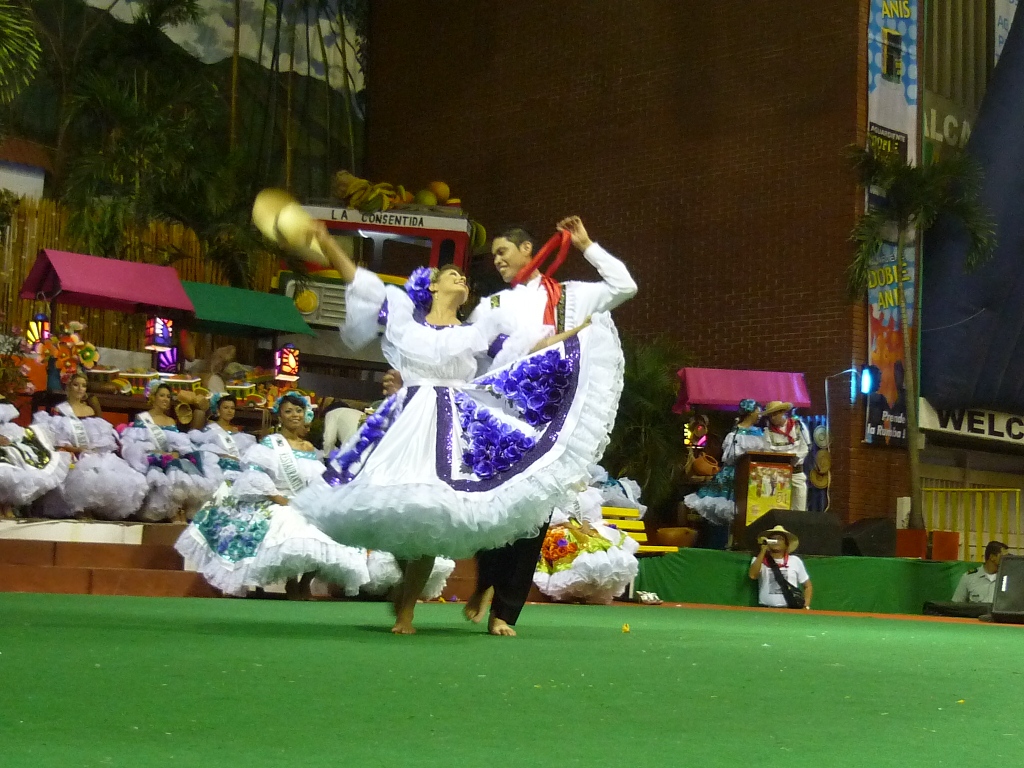 Noticias, Arte, Cultura y Turismo: VESTIDO TÍPICO PARA BAMBUCO