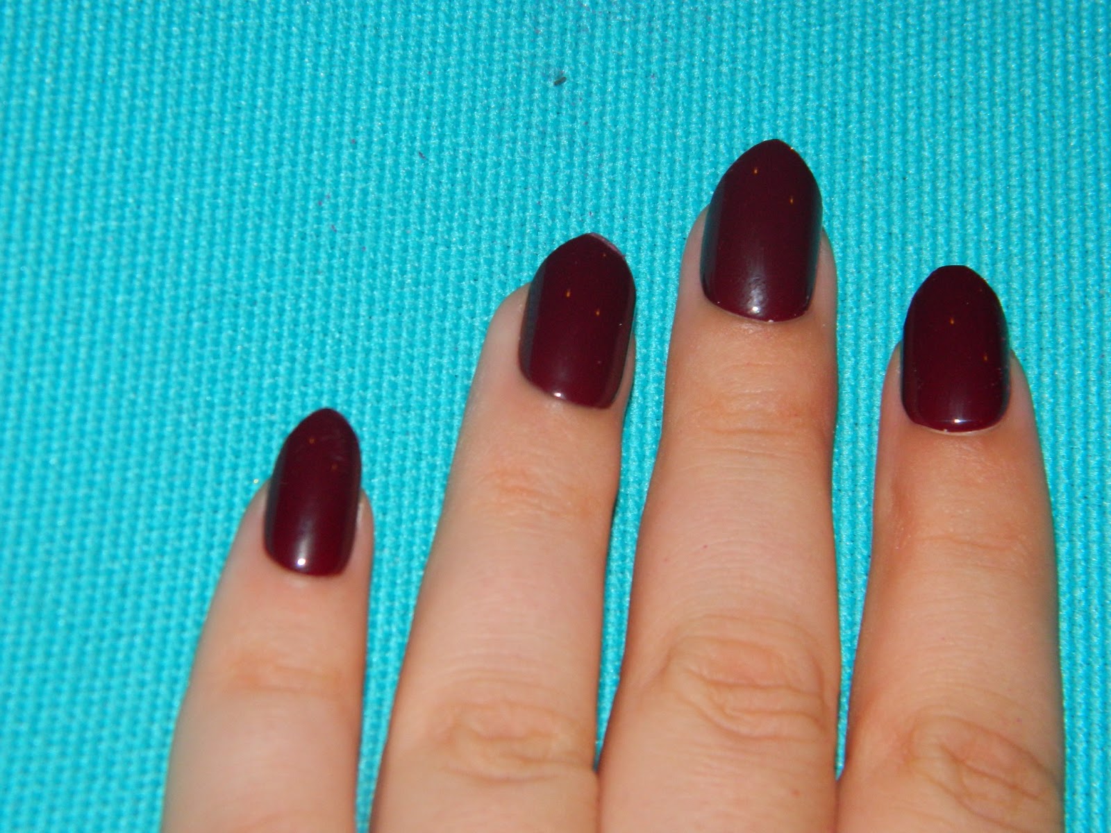 Makeup and Mason Jars: Temporary Claw/Almond Nails