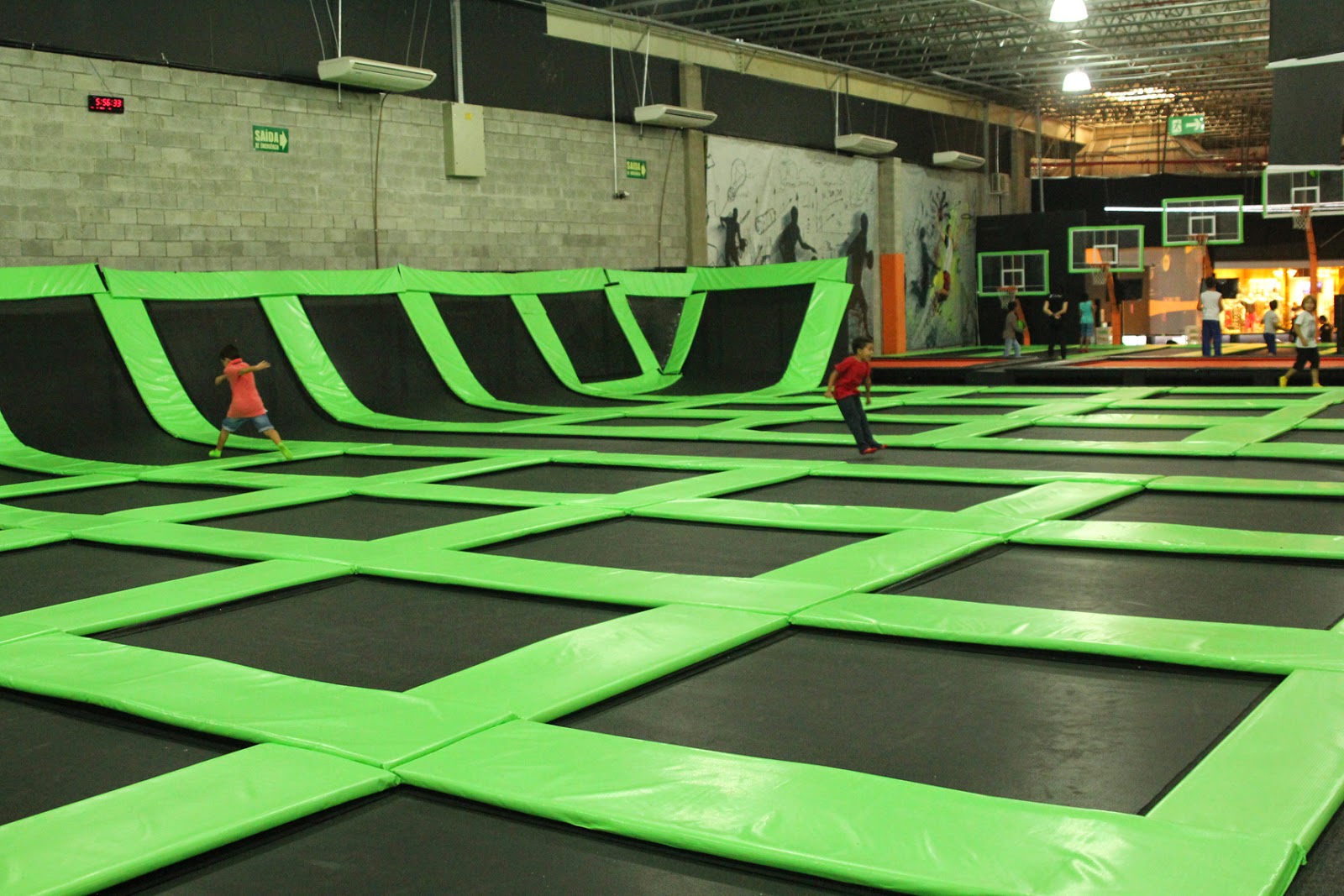 REVISTA ESTREIA : LAZER: "JUMP MANIA" O MAIOR PARQUE DE TRAMPOLINS ...