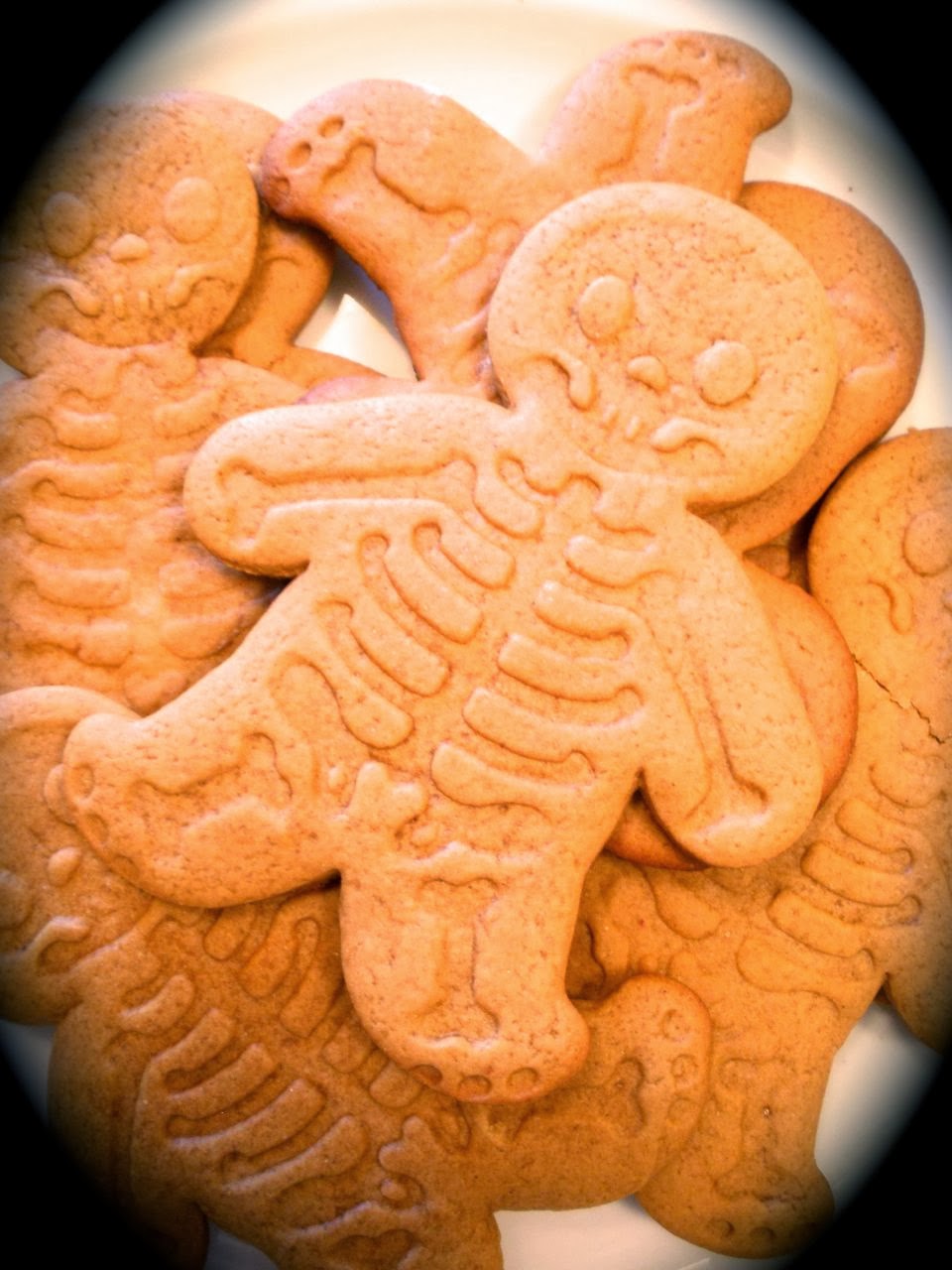 the half cut cook: Skeleton Gingerbread Men