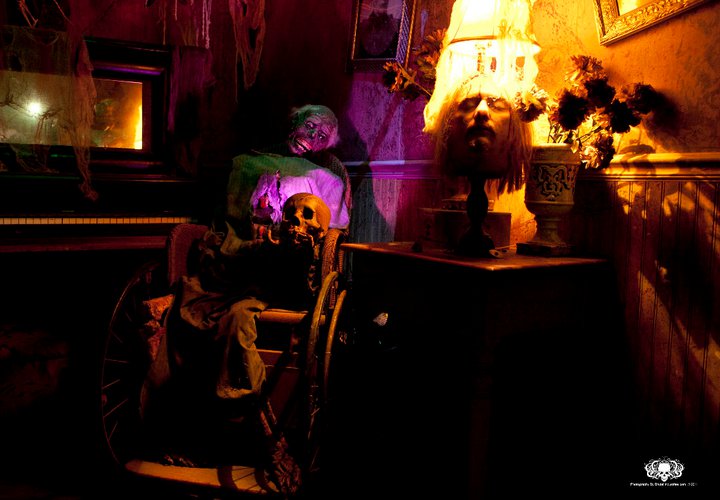 ZOMBIE MANOR Haunted House