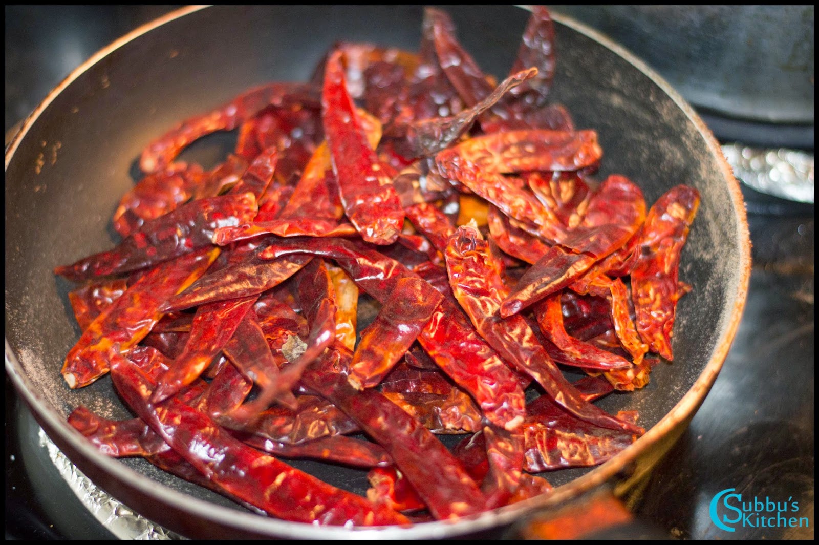 Kopparai Thengai Idli Milagai Podi Recipe | Dry Coconut Idli Milagai ...