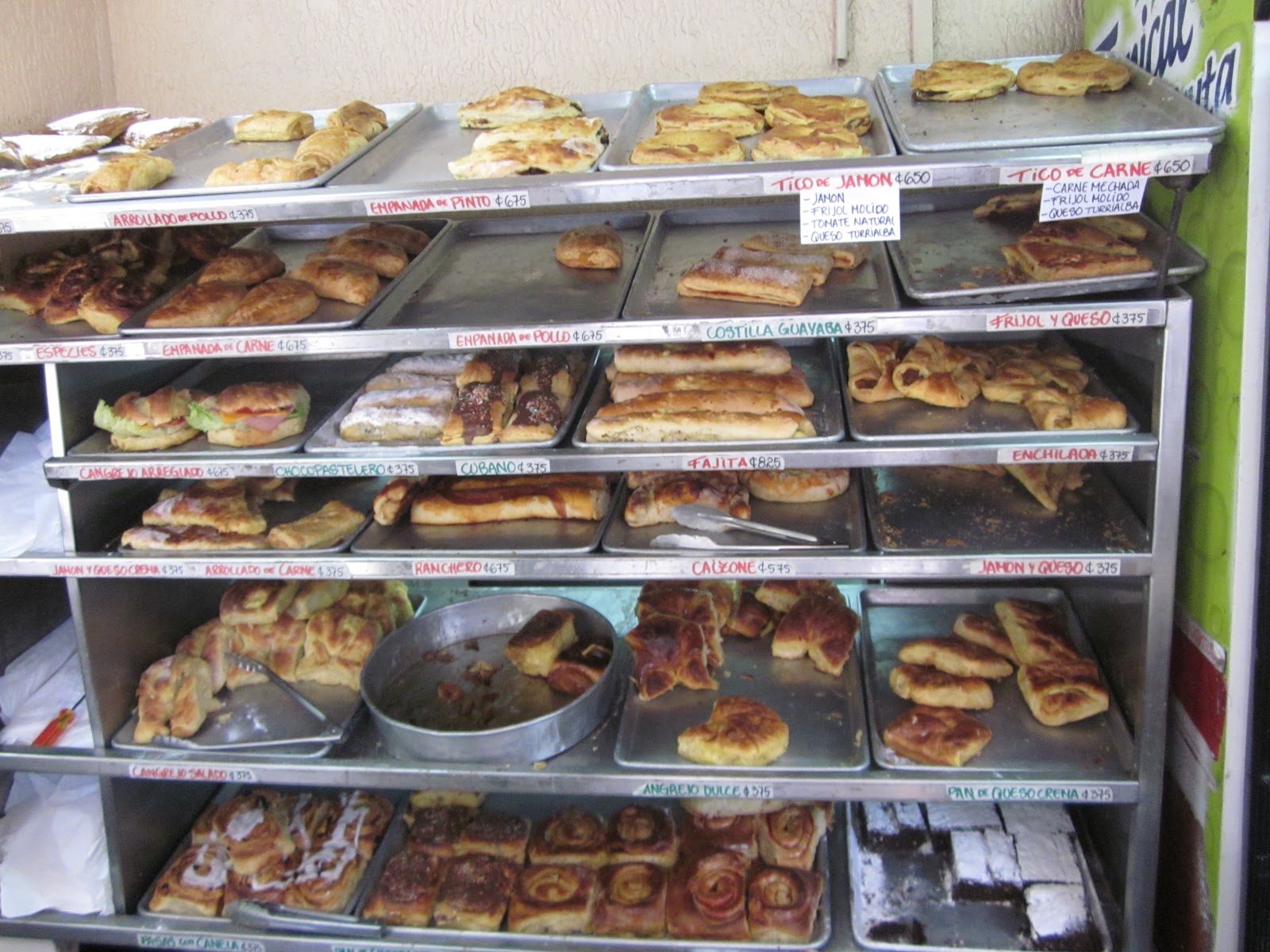 Aventuras en Costa Rica: Day in the Life: A Comparison