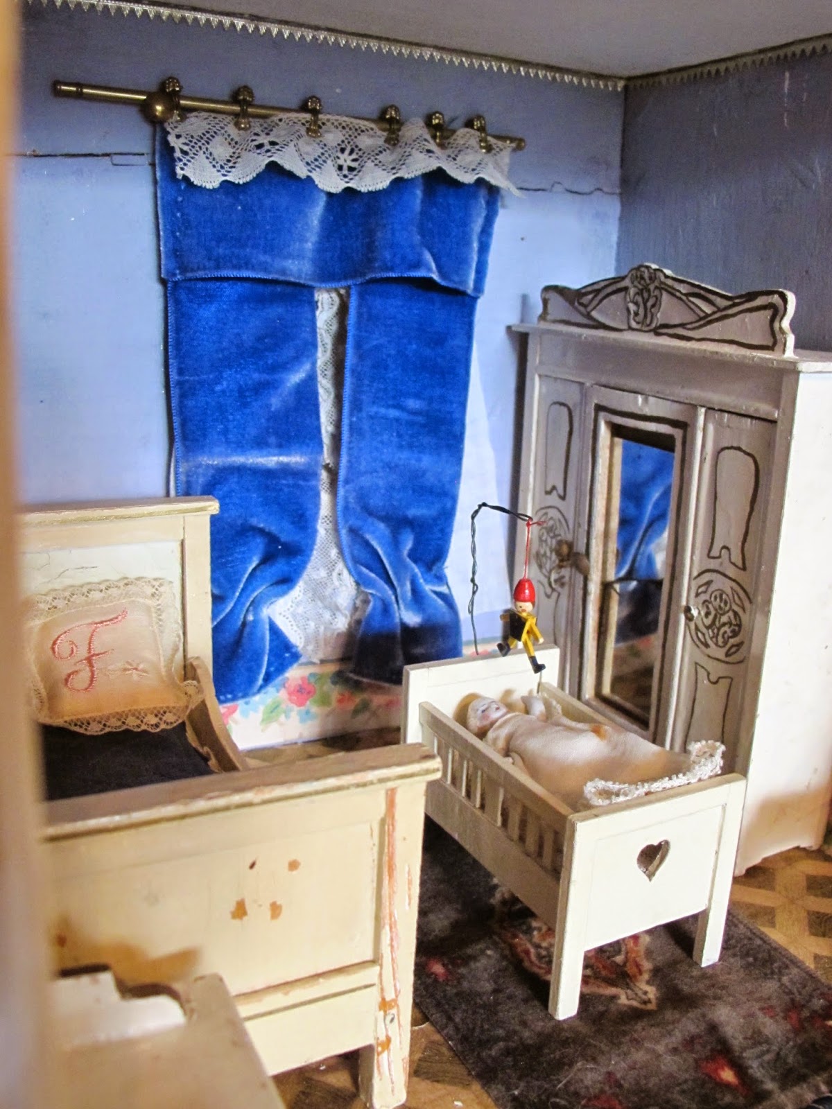 Susan's Mini Homes: Two-Story Room Box. Antique German dollhouse from 1913.