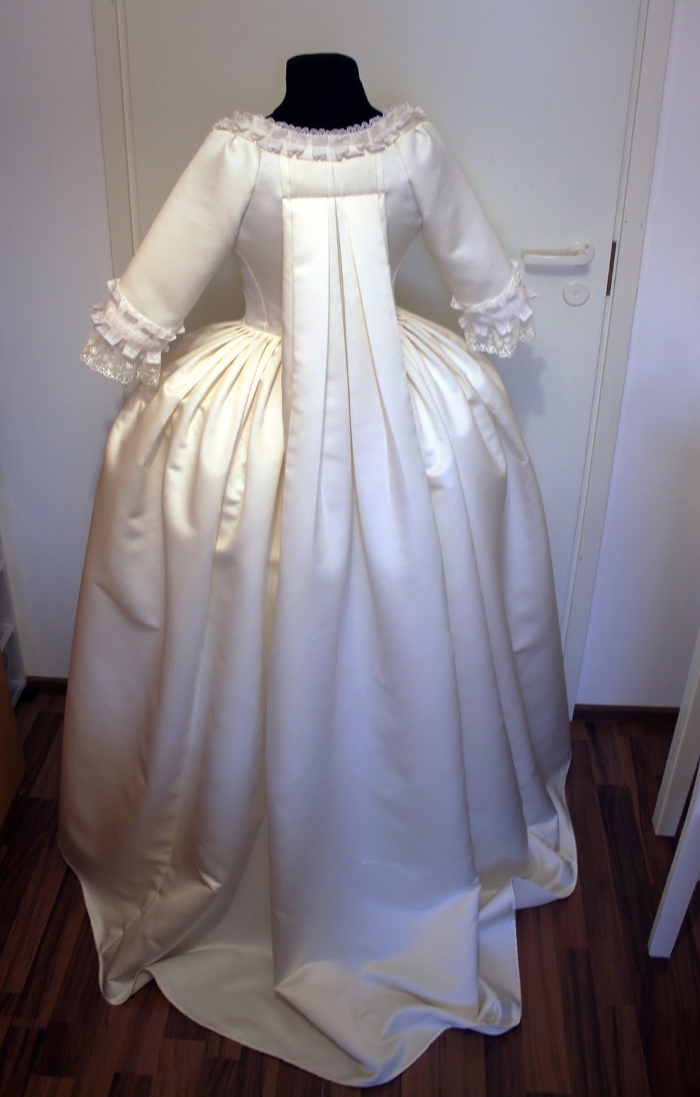 Rococo Atelier: Sneak peeking the robe à la Française