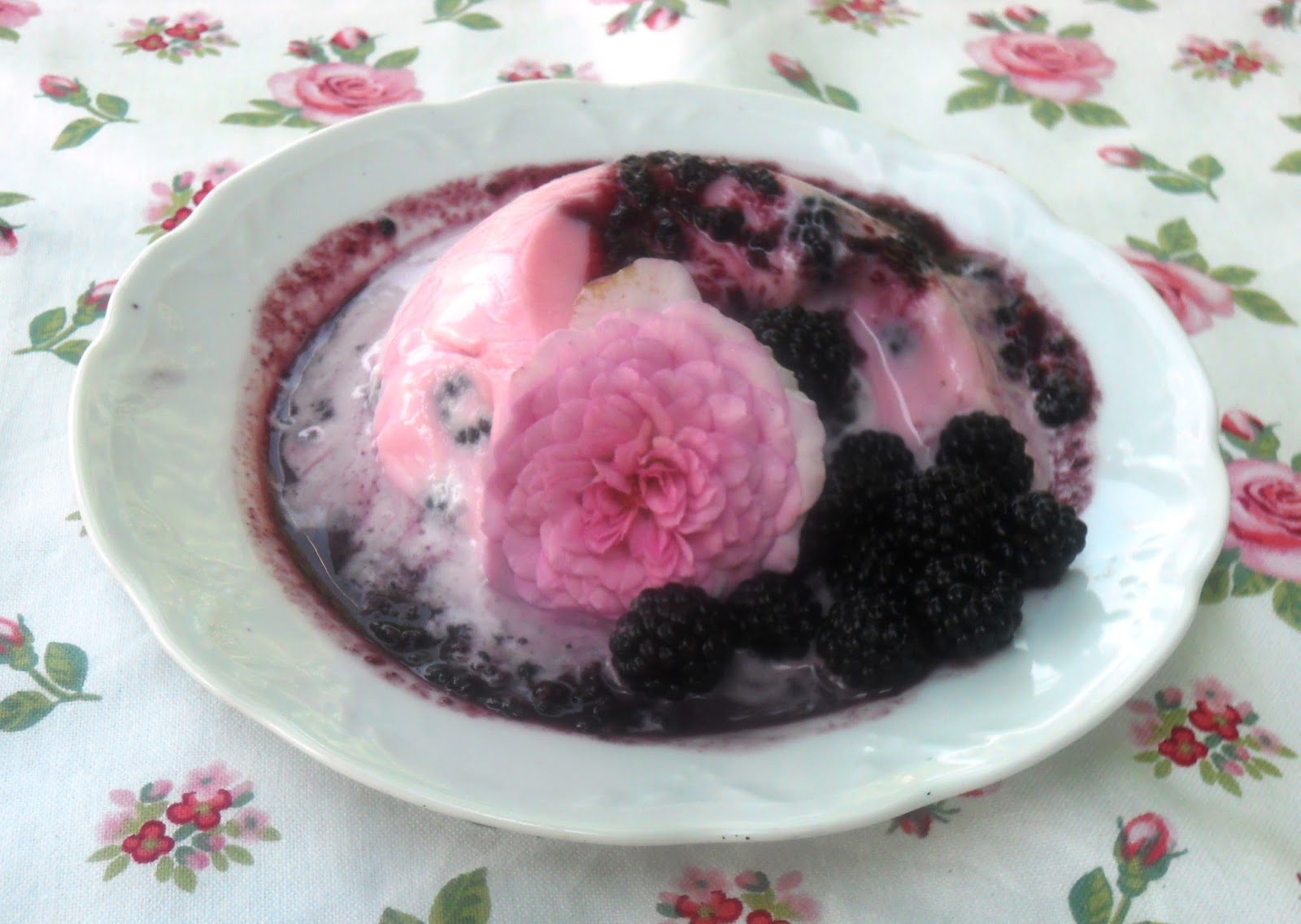 Gelato alla rosa con salsa di more