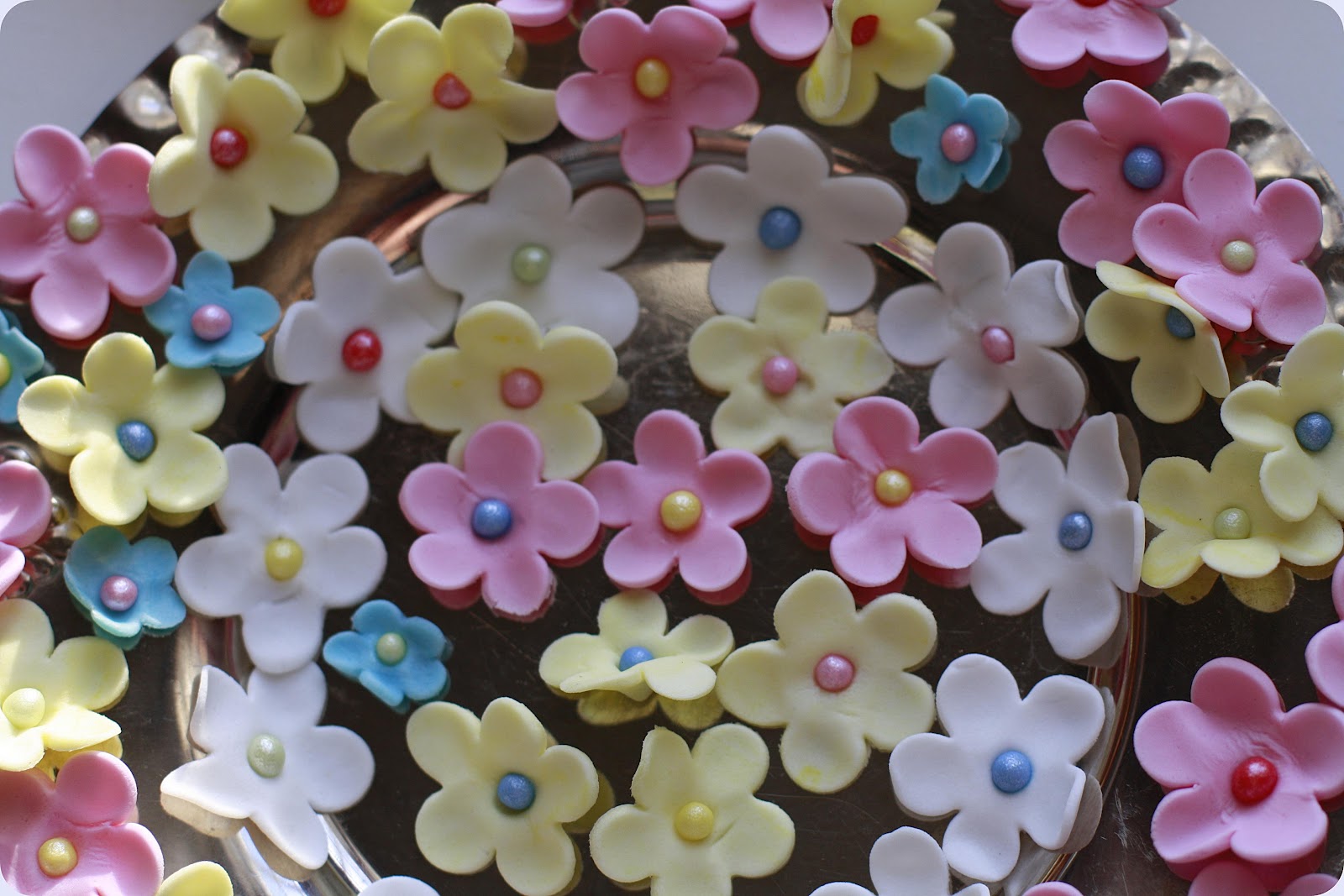 Kakepynt av 1 kg fondant – Grys kjøkkenskriverier