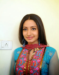 Anita Galler Candid Photoshoot HQ Pics At 'Maro Charitra' Telugu Movie ...