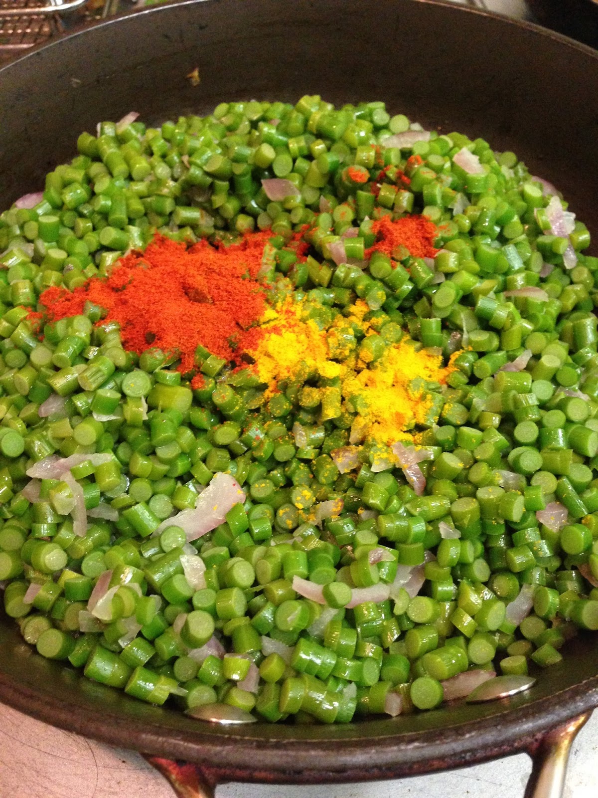 Try me from Recipe Basket.......: Garlic stem/garlic scapes thoran