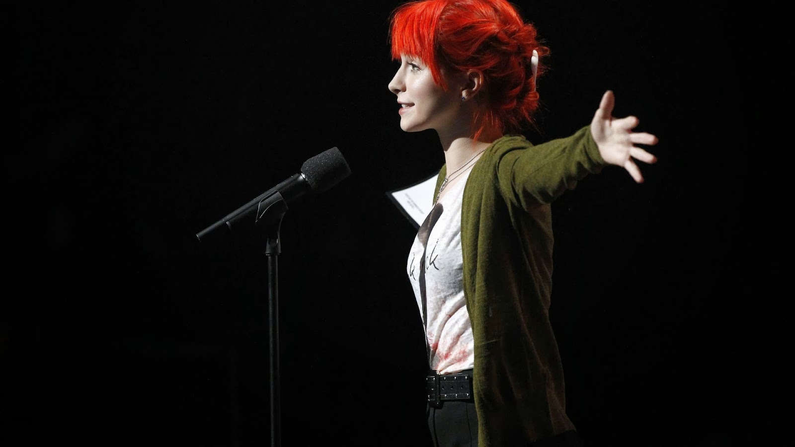 © Music Wallpapers: Hayley Williams Smile Wallpaper