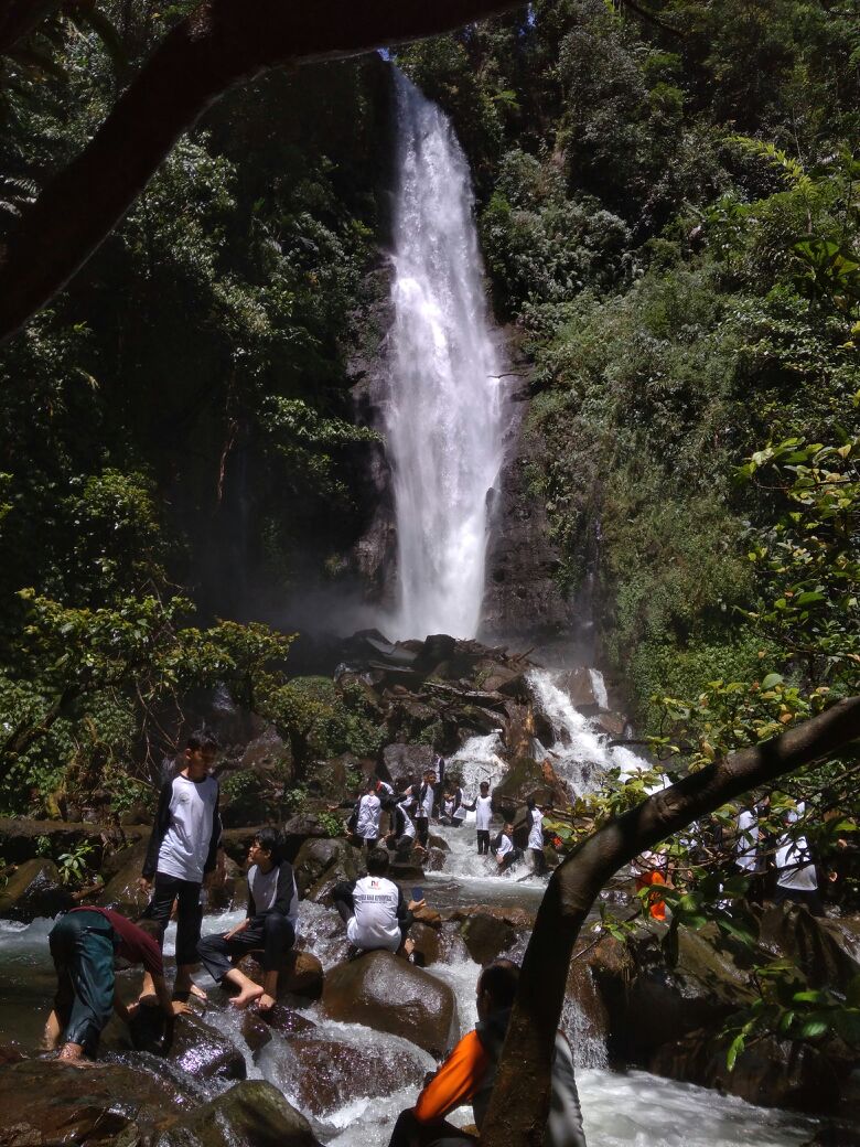 Curug Cikaracak Curug Indah Ditepian Kabupaten Bogor - Footravelers