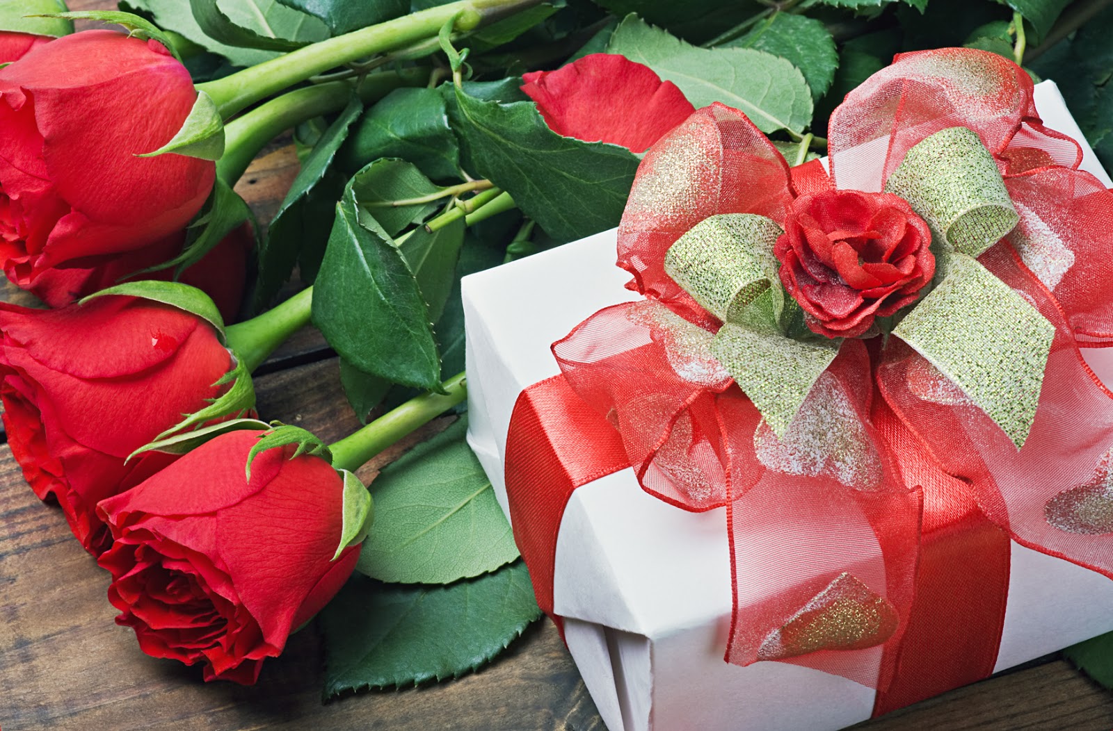 Rosas rojas y regalo - Imágenes de Amor | wallpaper hd high quality