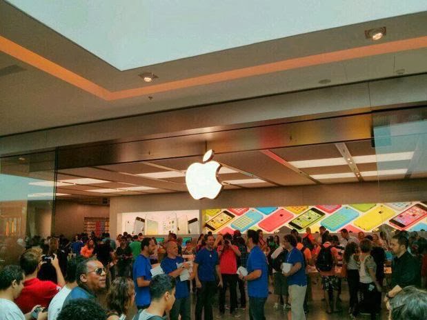 Inauguração da primeira Apple Store no Brasil atrai multidão no Rio.