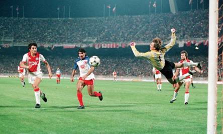 legend7histories: ΟΙ ΔΕΥΤΕΡΕΣ ΕΜΦΑΝΙΣΕΙΣ ΤΟΥ ΘΡΥΛΟΥ