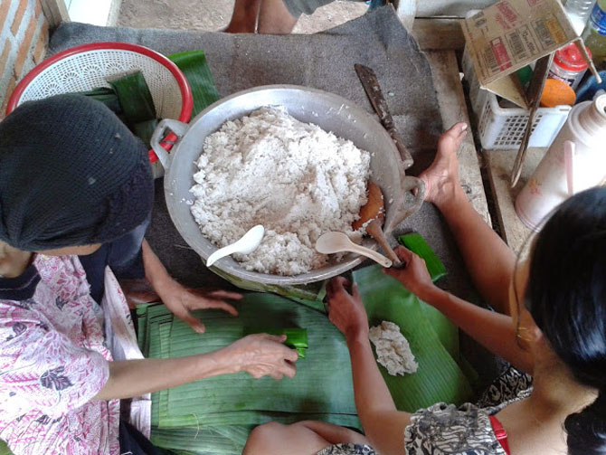 Buras; Makanan Khas Bugis Saat Lebaran di Karimunjawa - Nasirullah Sitam