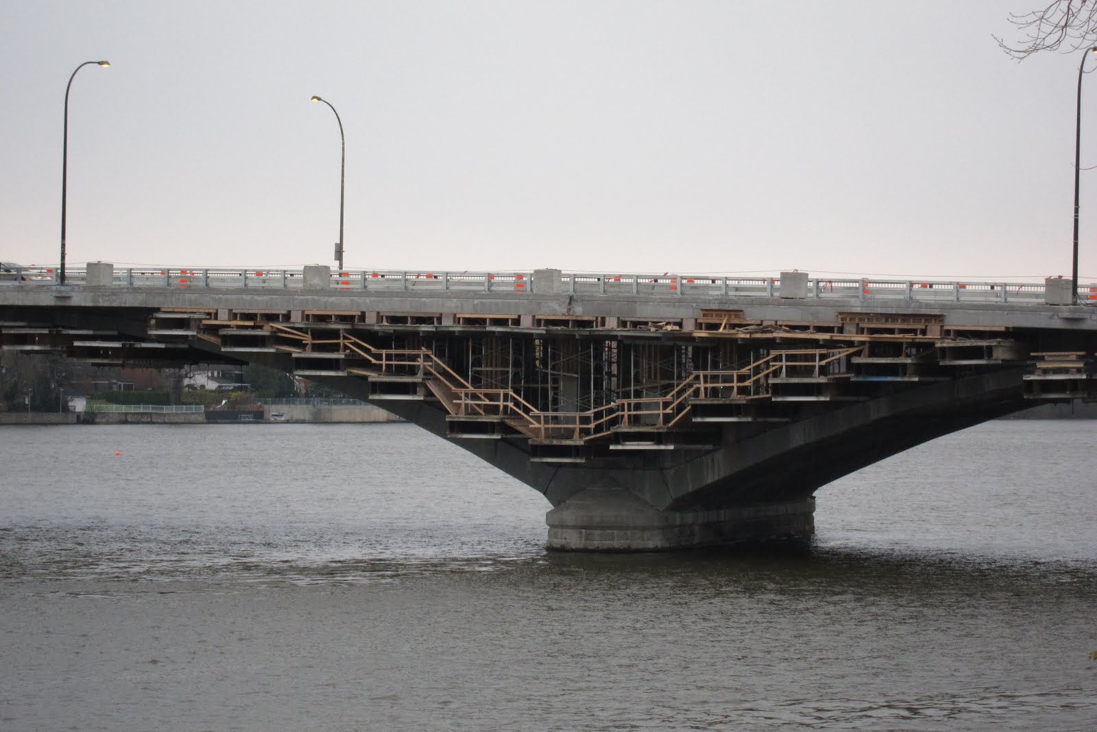 Cycle Fun Montreal: Urban river ride - north to new Autoroute 25 bridge