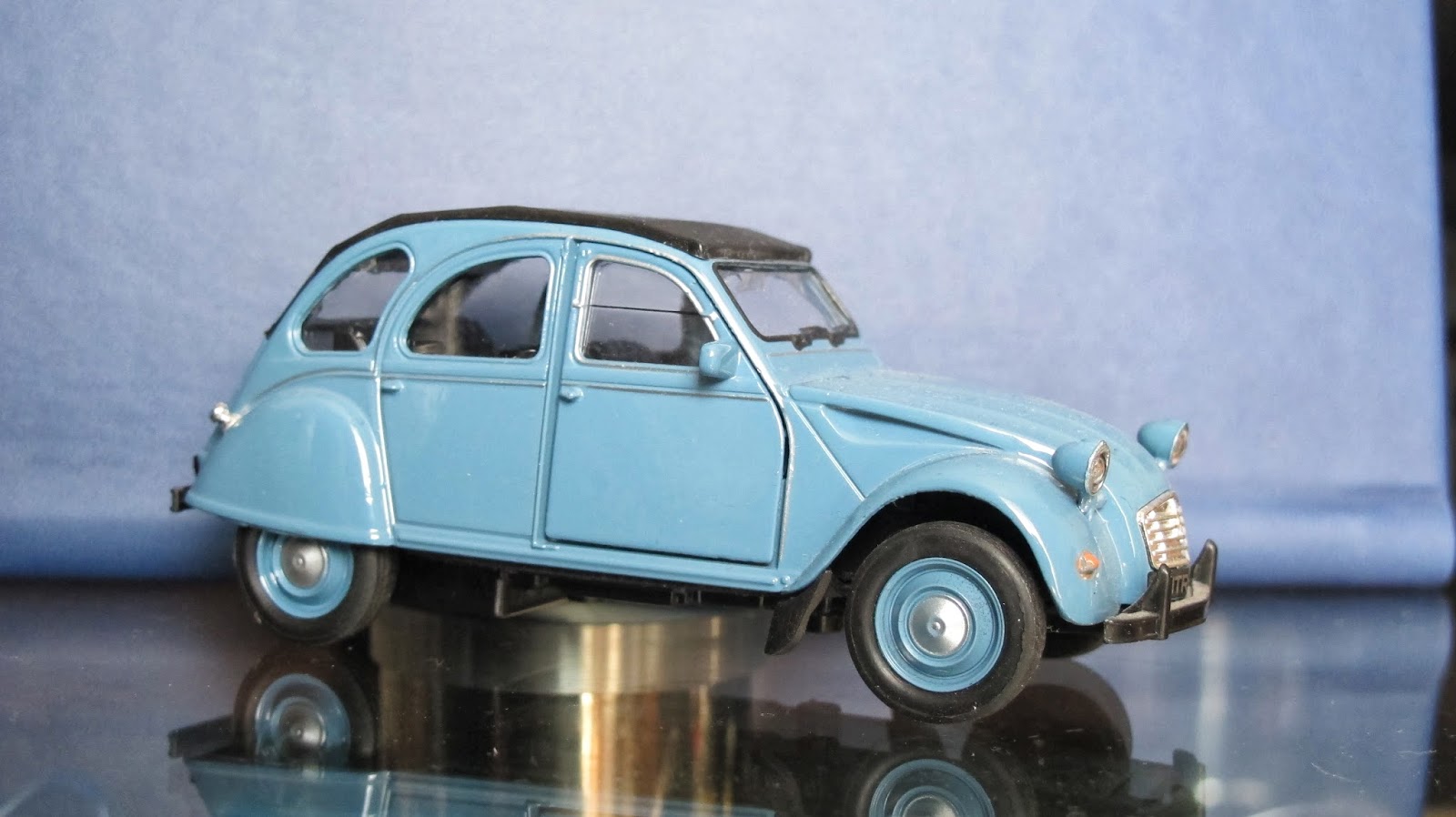 COLECCIÓN DE AUTOMOVILES EN MINIATURA - CHILE: CITROEN 2CV