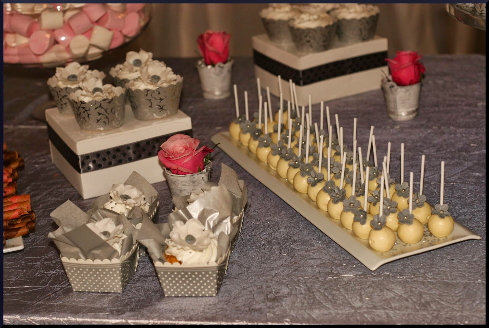 Koekerasie: Silver and white dessert table