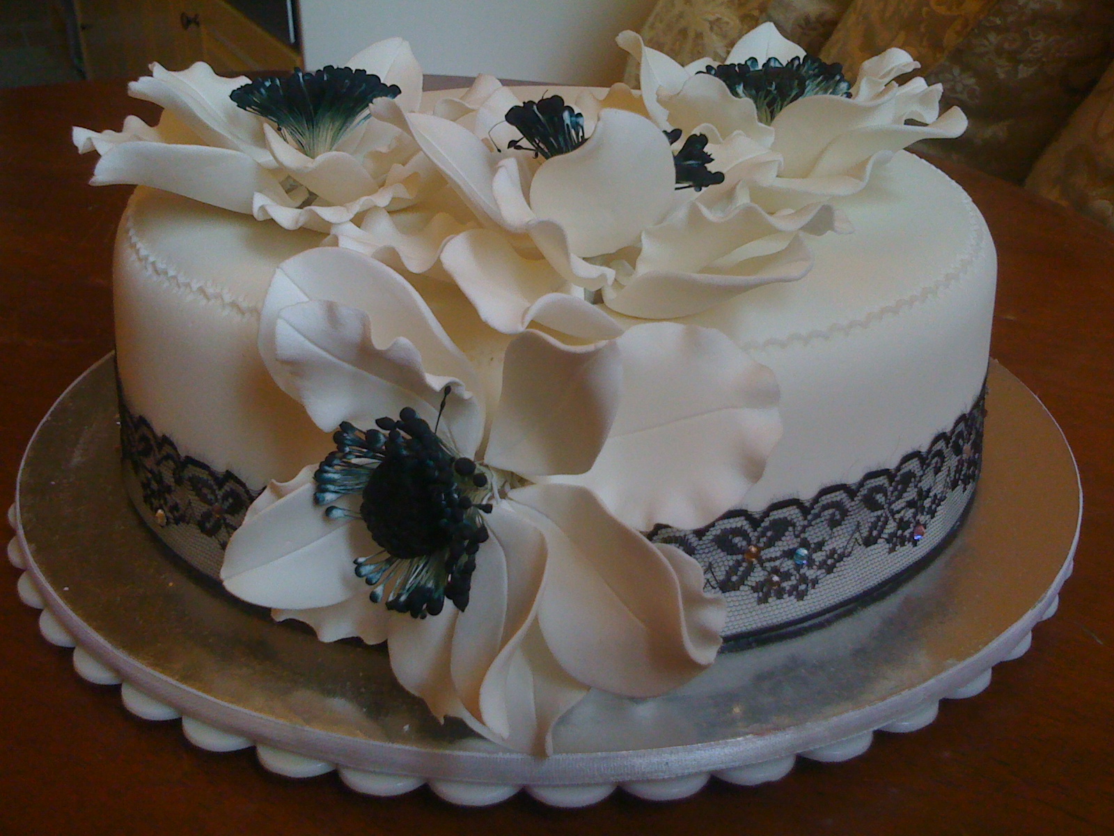 CAKE CUPBOARD: Elegant Black and White wedding/hantaran cake