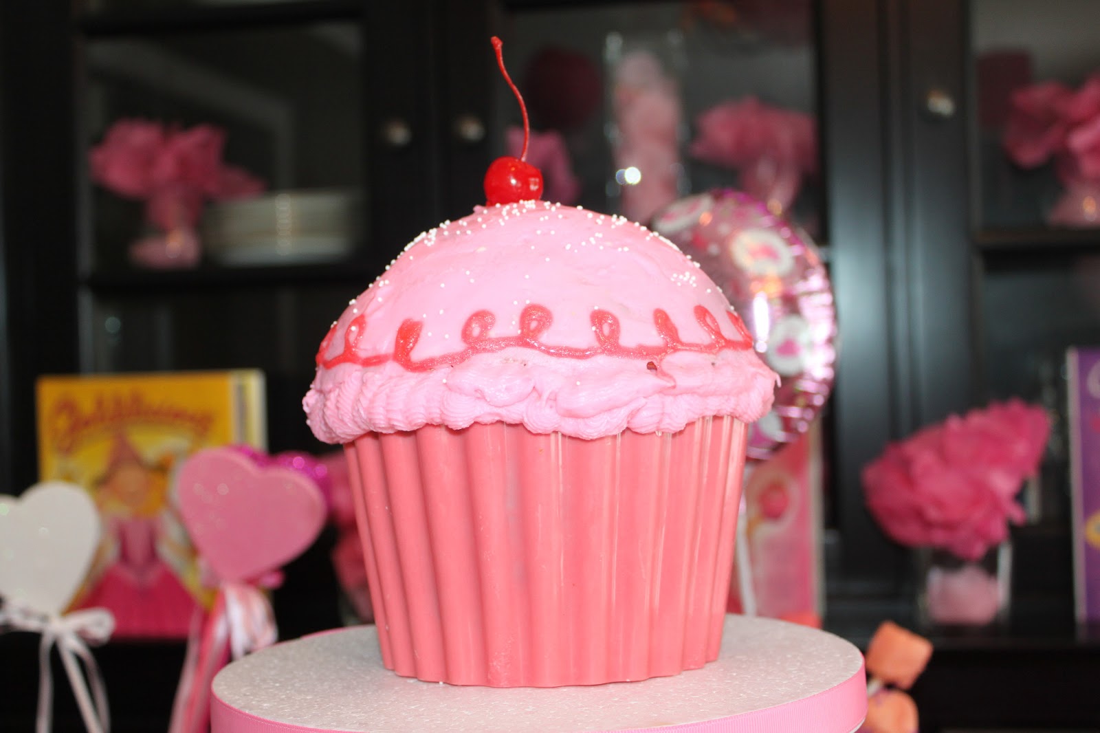 Musings of a Momsomniac: Let Them Eat Cake...