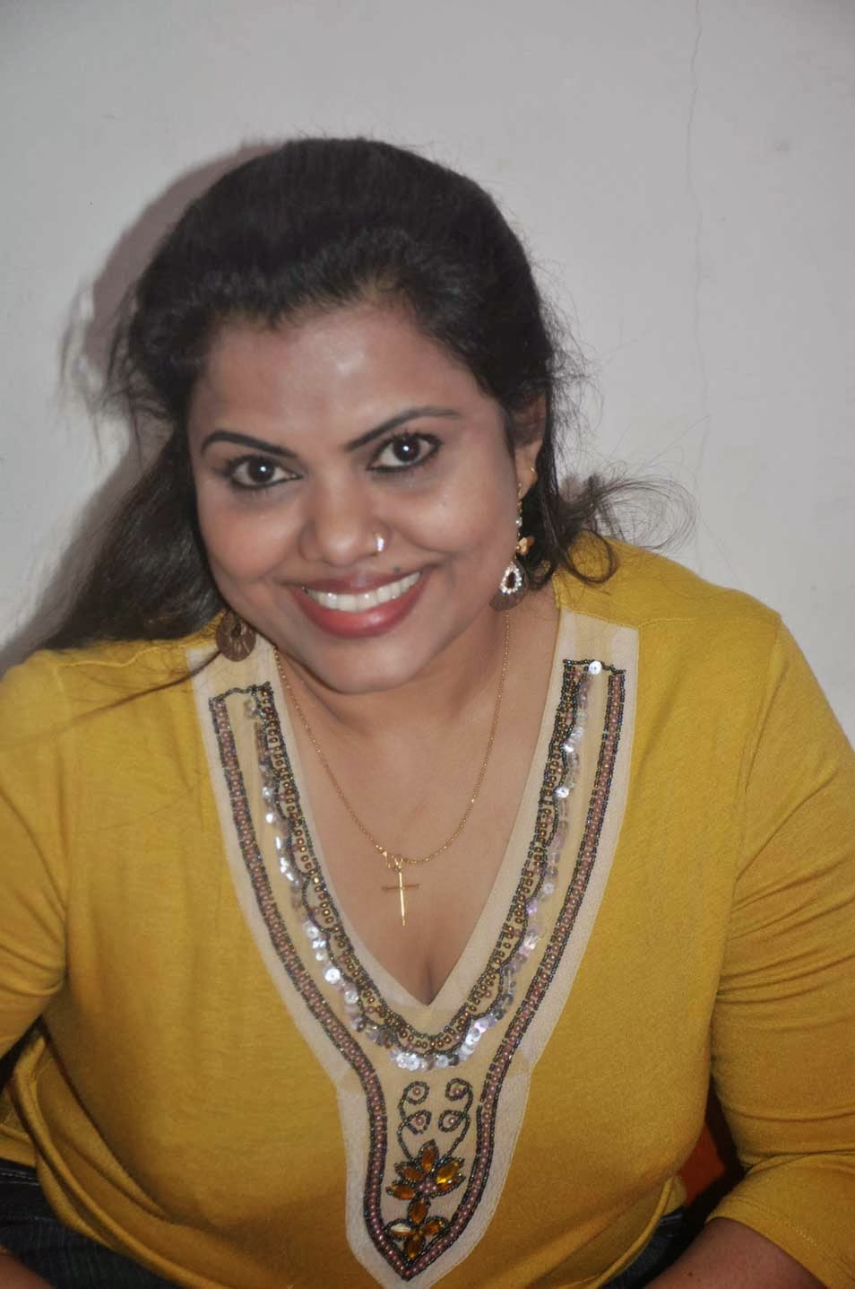 Hot Kerala Mallu House Wife Prameela Kutty Sexposing Deep Cleavage Sexy