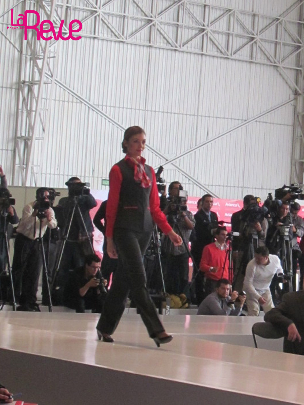 HISTORIA Y EVOLUCION DE AVIANCA: UNIFORMES DE AVIANCA