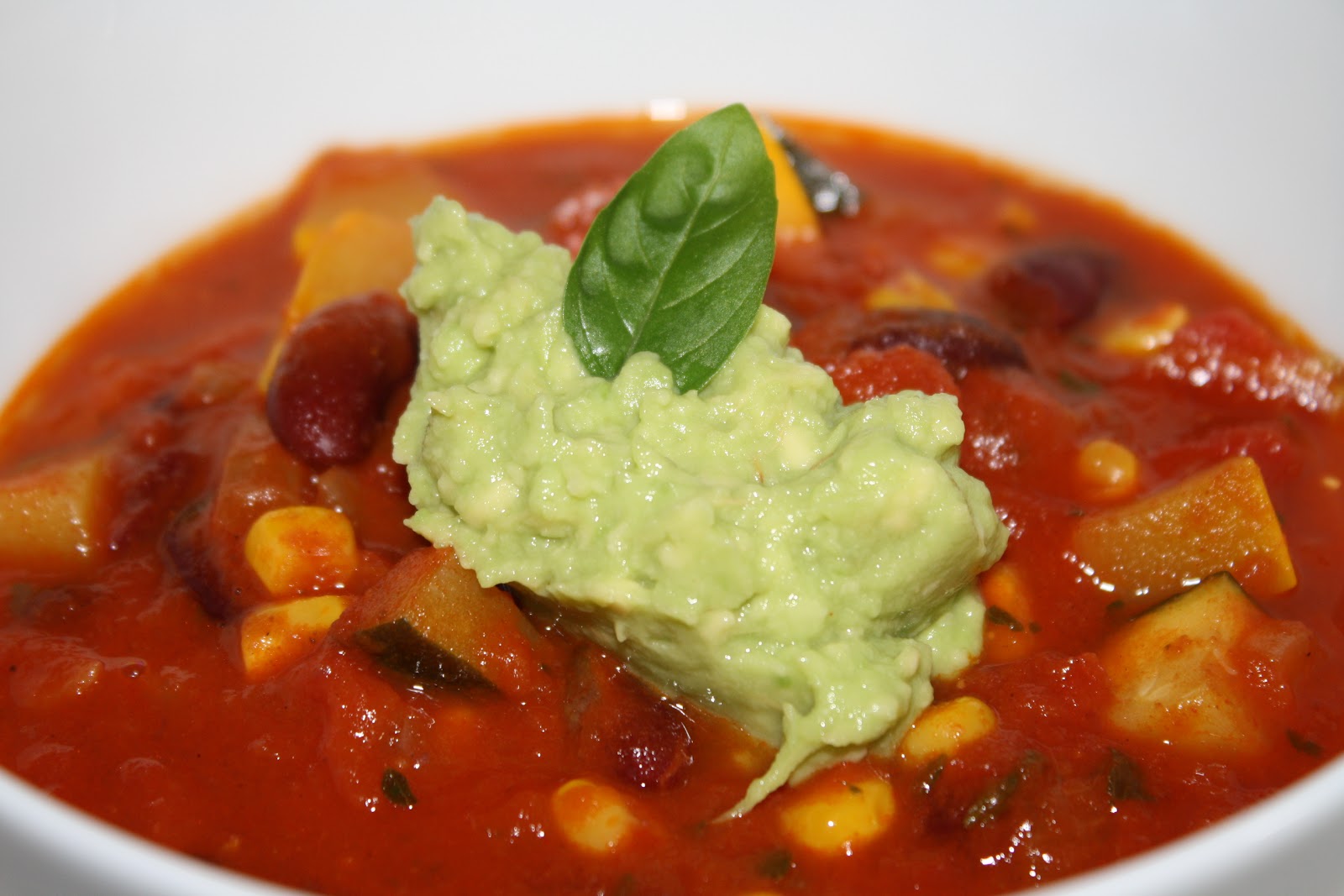 A Cherry on Top.: Zucchini-Chili mit Guacamole
