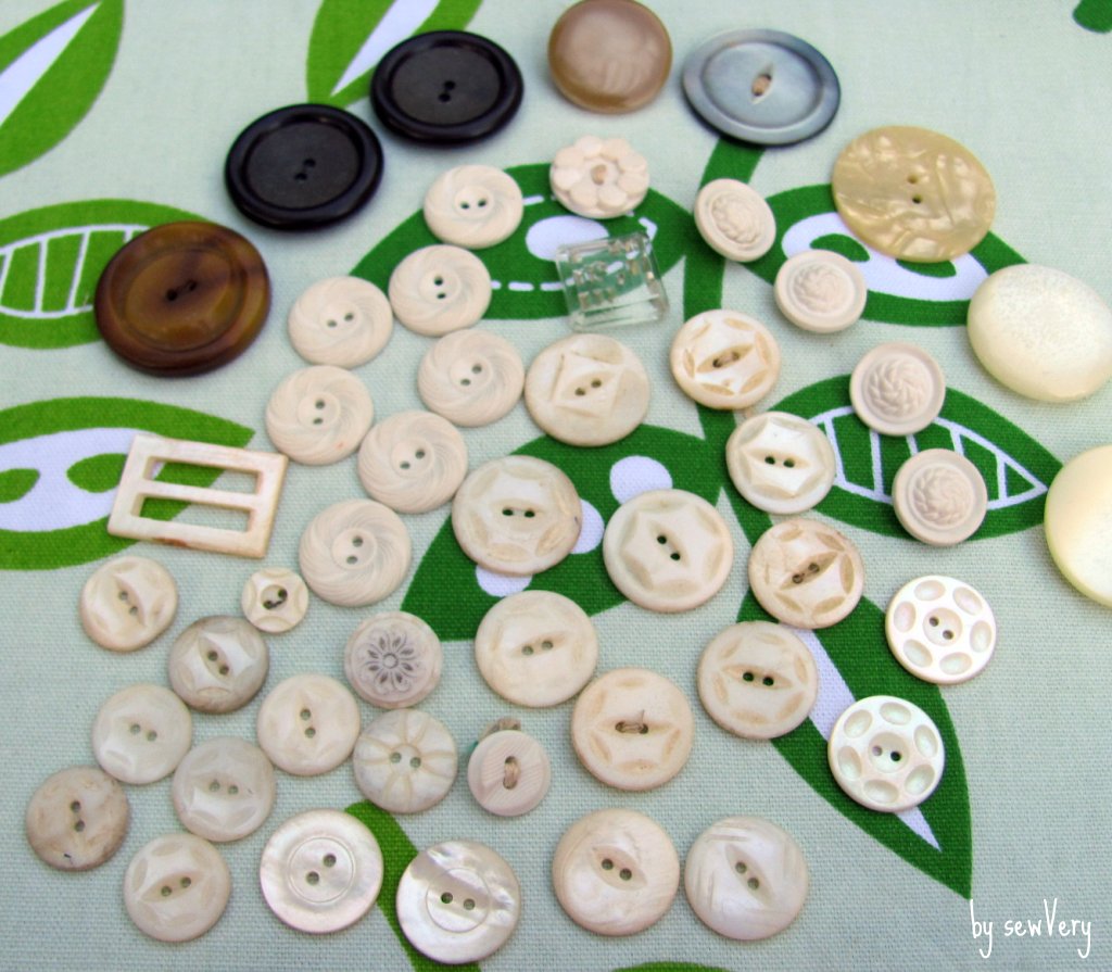 sewVery: Big Bag of Buttons!