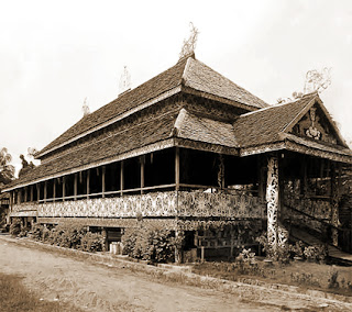 Keunikan Rumah Adat Tradisional Lamin suku Dayak Kalimantan Timur ...