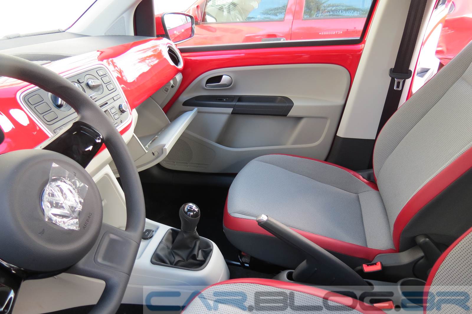 Volkswagen up! - detalhes do interior em fotos e vídeo