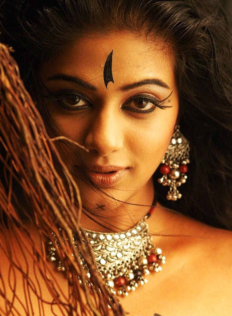 Pushparaj: South Indian Dusky Actress Priyamani