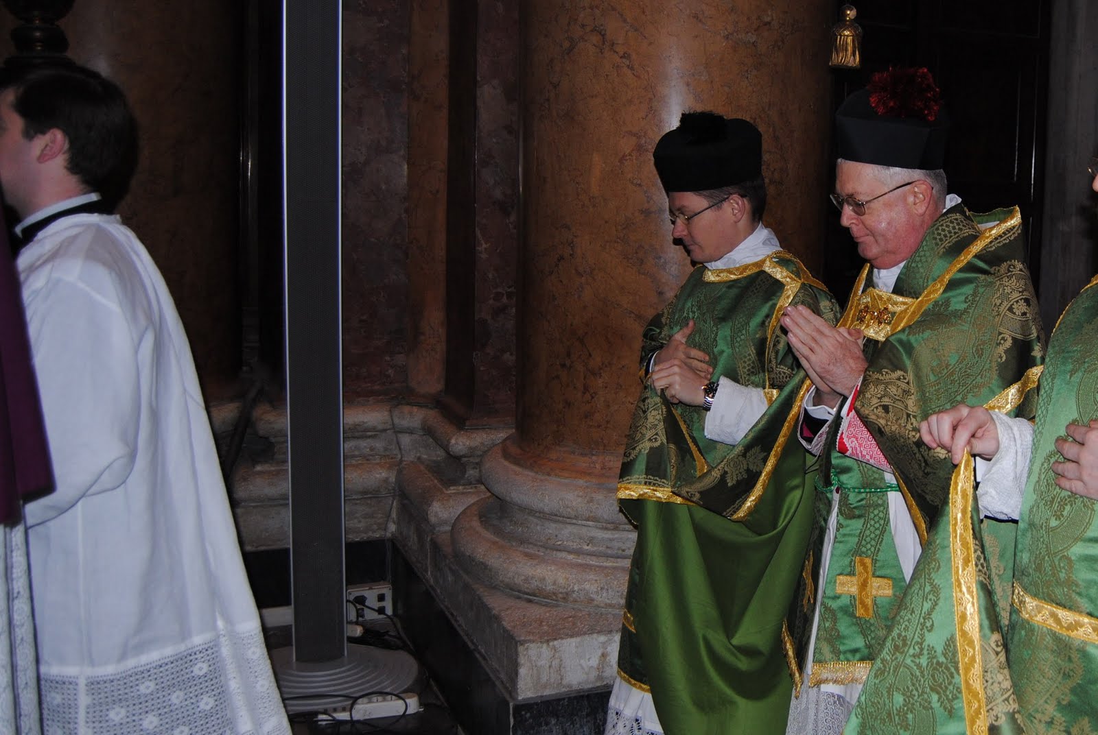 Orbis Catholicus Secundus: FSSP in URBE: Mons. Guido Pozzo Sings High Mass
