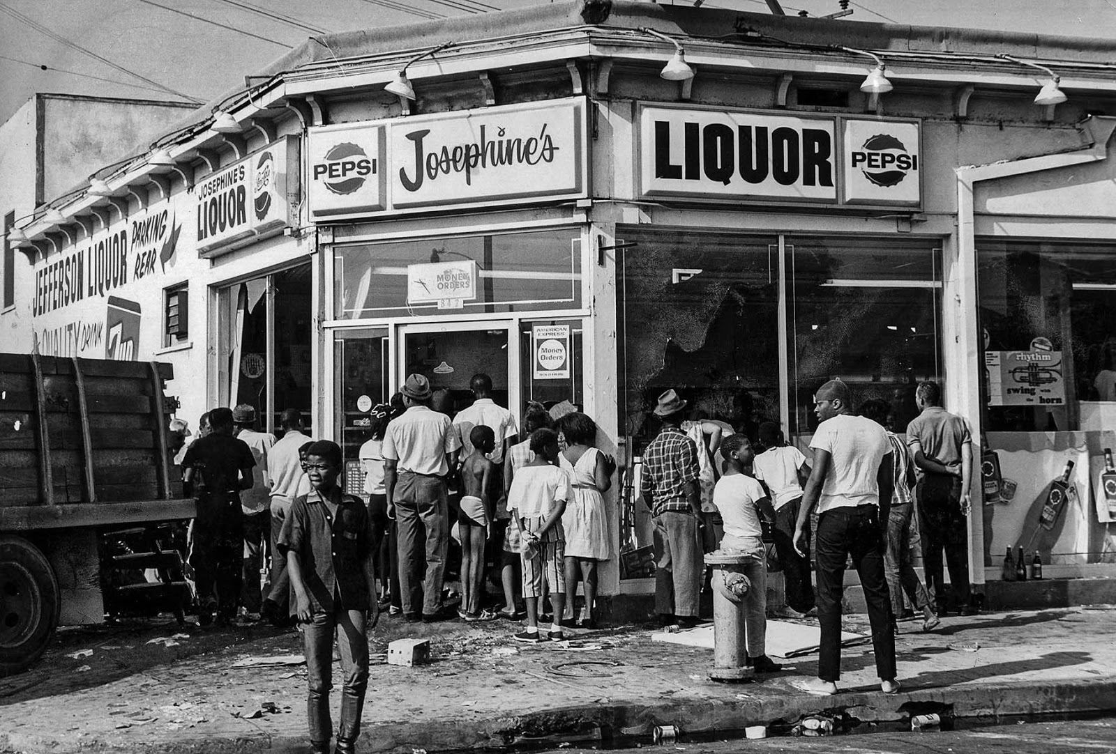 50 Years Ago Today: 28 Historical Photographs From the Watts Riots in ...